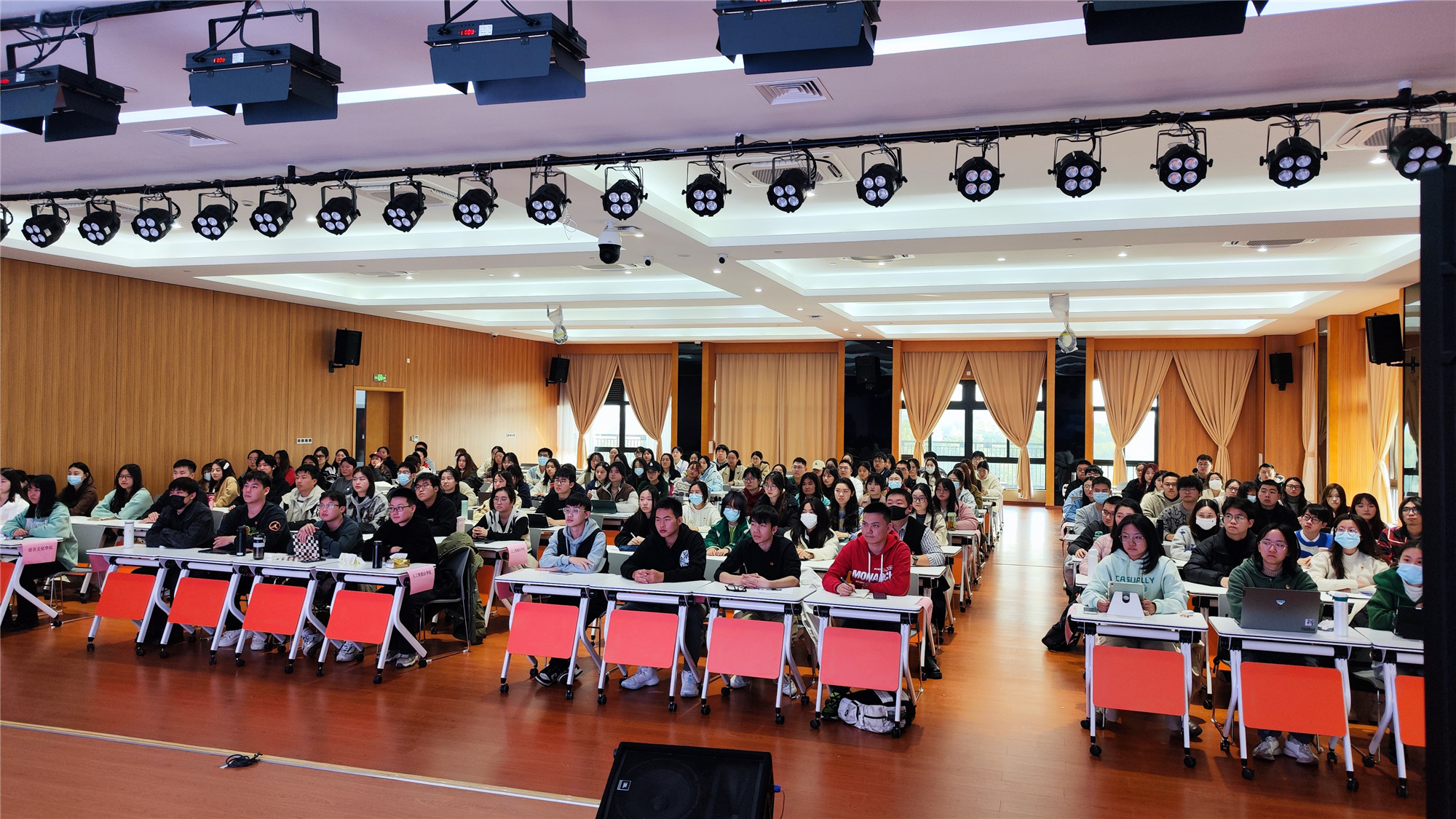 聚焦“加强涉外法制建设的时代逻辑”，武汉大学特聘教授黄惠康大使为我校师生作专题辅导报告