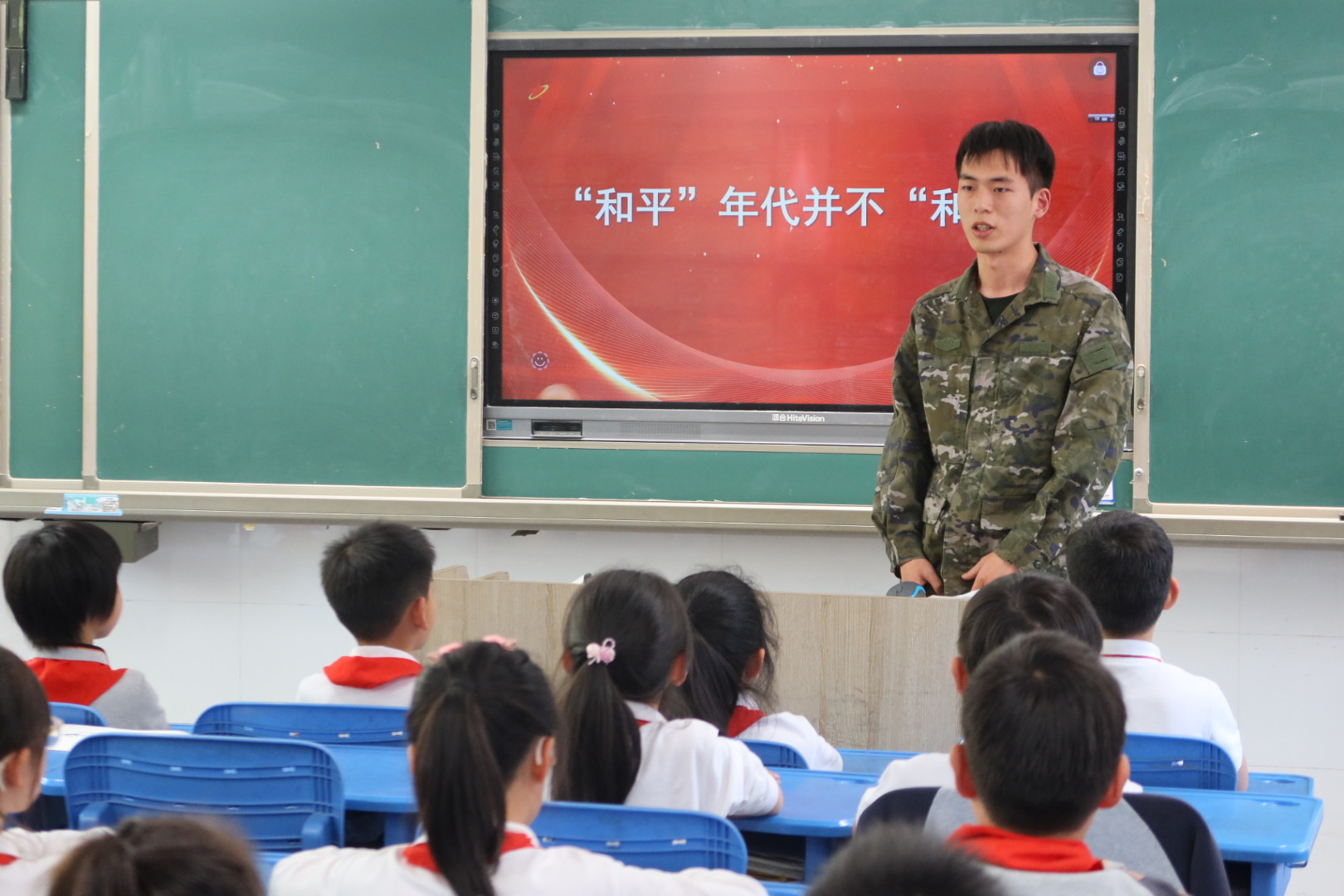 语言文化学院红旗工作室赴东门小学开展国防教育宣讲