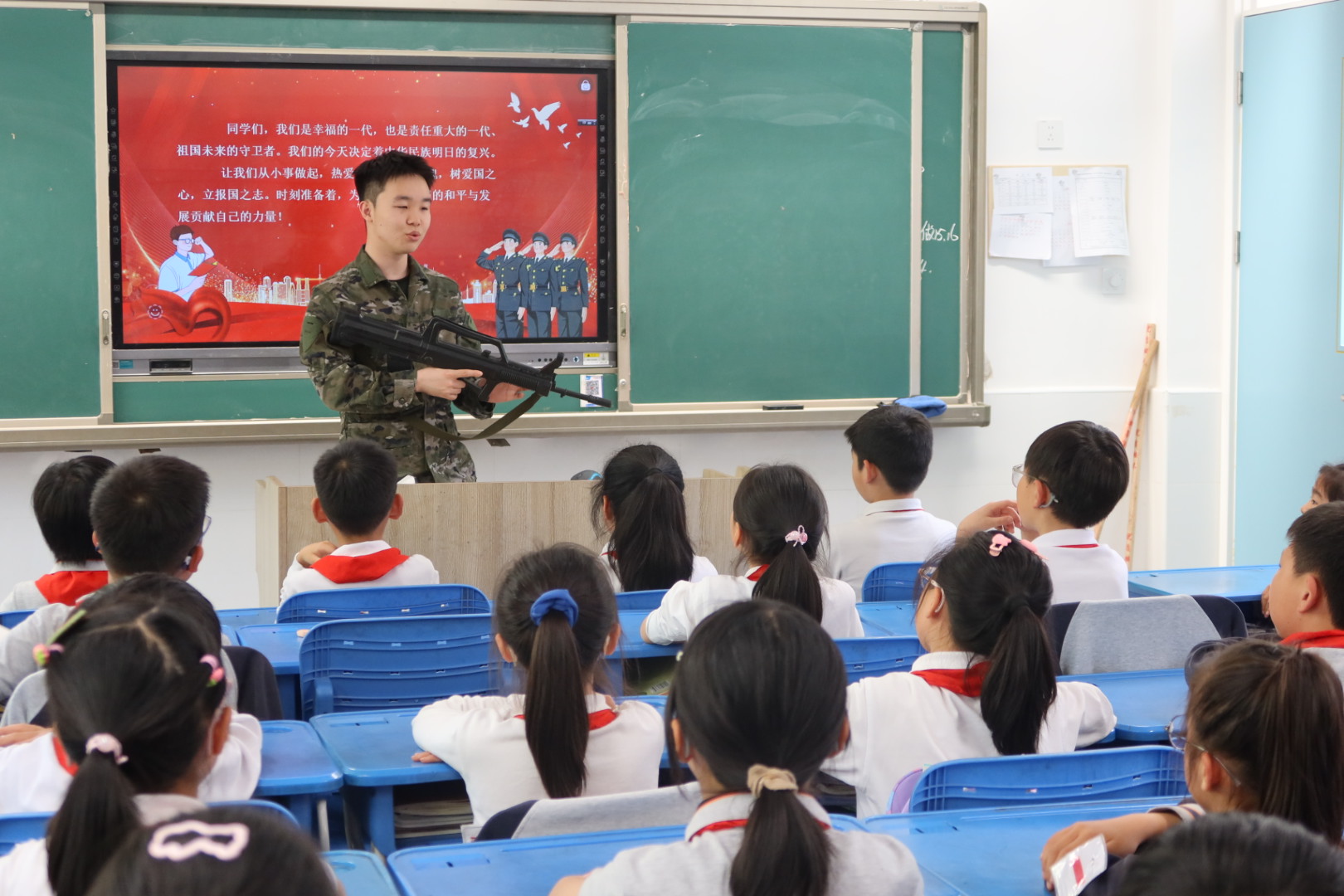语言文化学院红旗工作室赴东门小学开展国防教育宣讲
